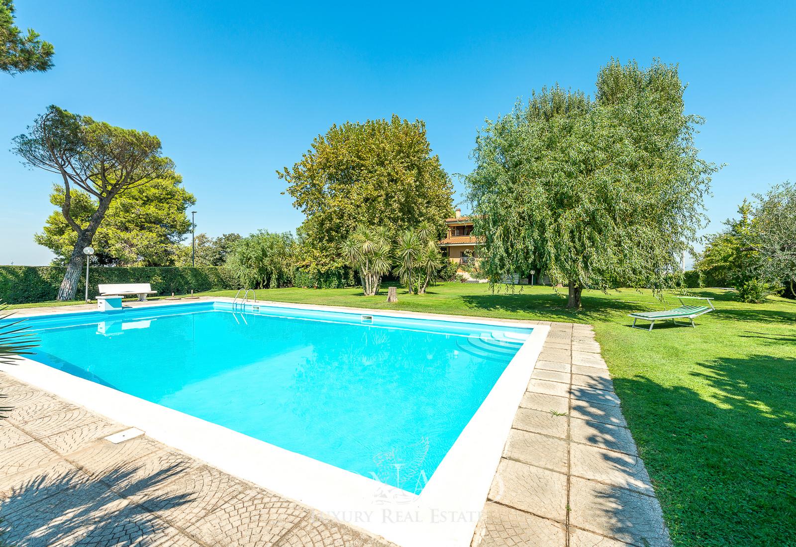 Prestigious Villa With Pool For Sale In Rome | Lionard