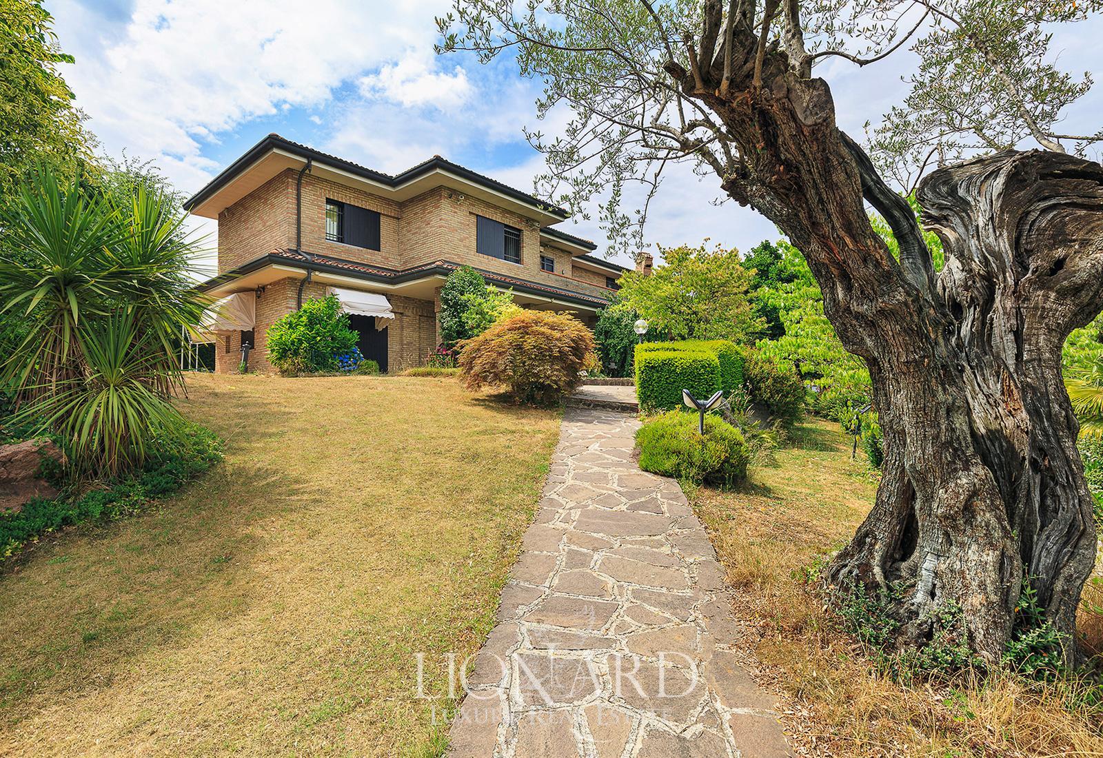 Luxurious Villa Surrounded By The Leafy Brianza Area | Lionard