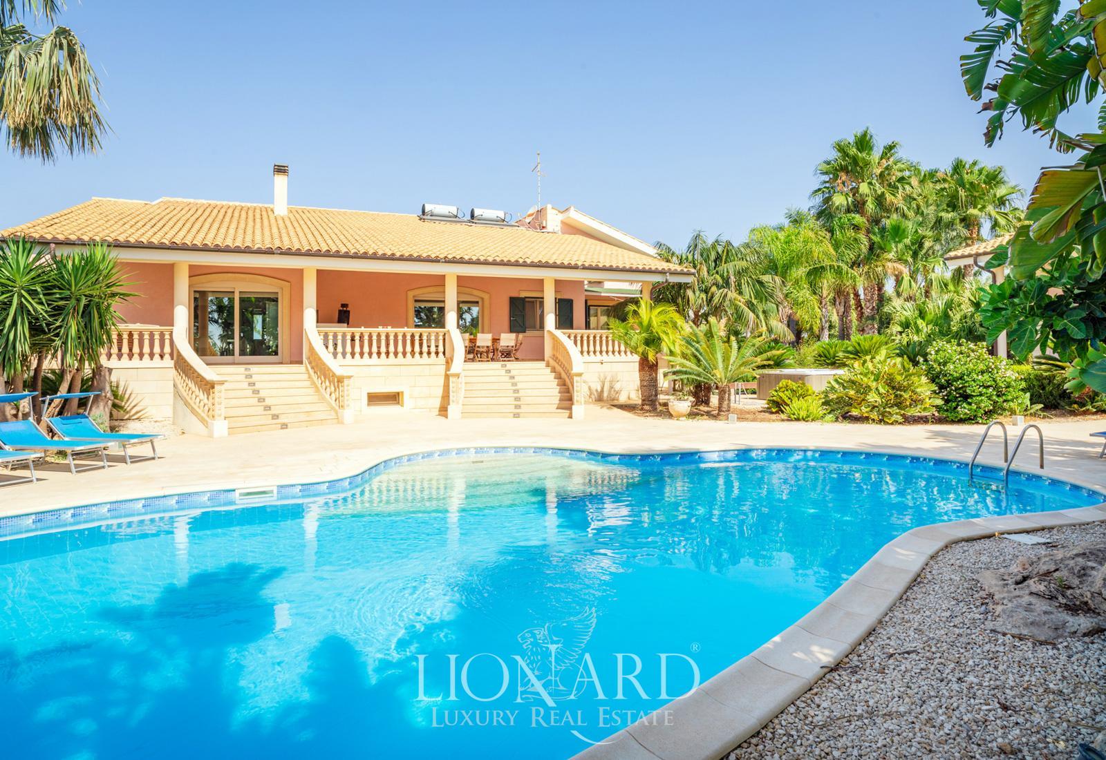 Prestigious Mansion With A Pool On Siracusa's Magical Coast | Lionard