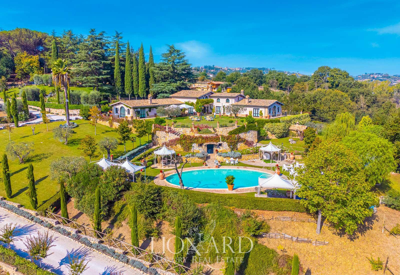 Elegant Luxury Estate With A Pool And Lake For Sale In Rome | Lionard