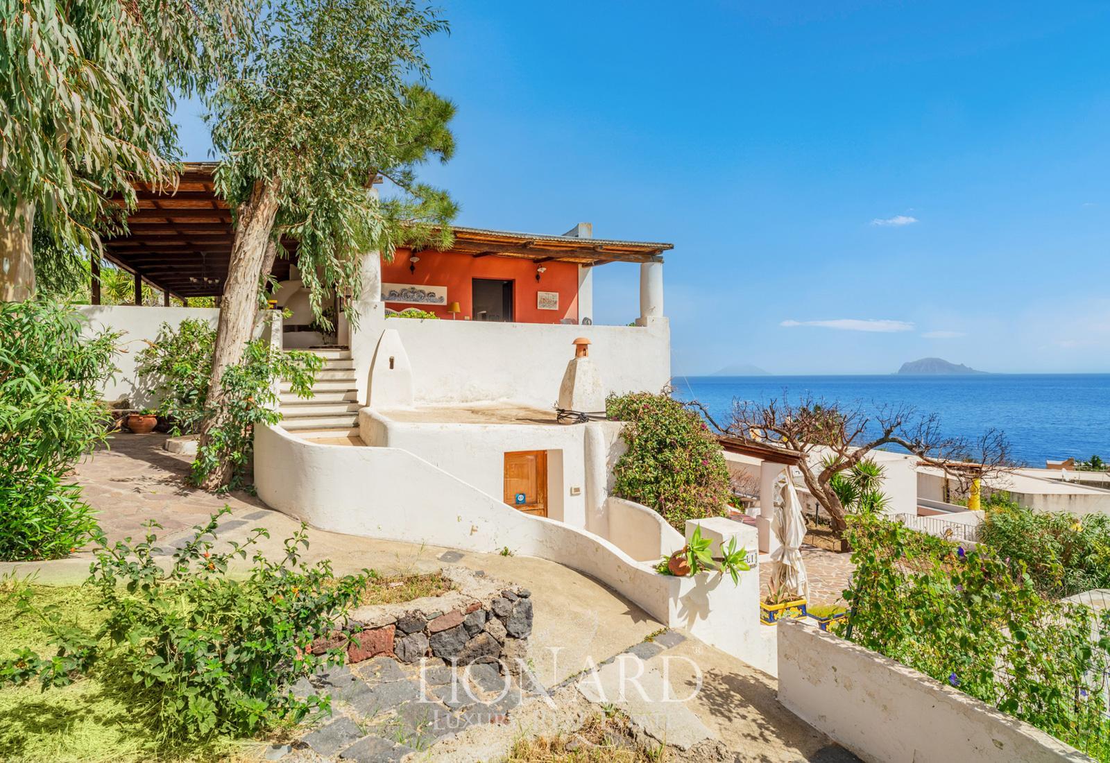 Villa Fronte Mare Con Piscina In Vendita Nelle Isole Eolie | Lionard