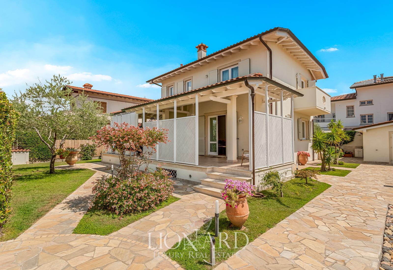 Villa Di Charme Con Giardino A Marina Di Pietrasanta In Vendita | Lionard