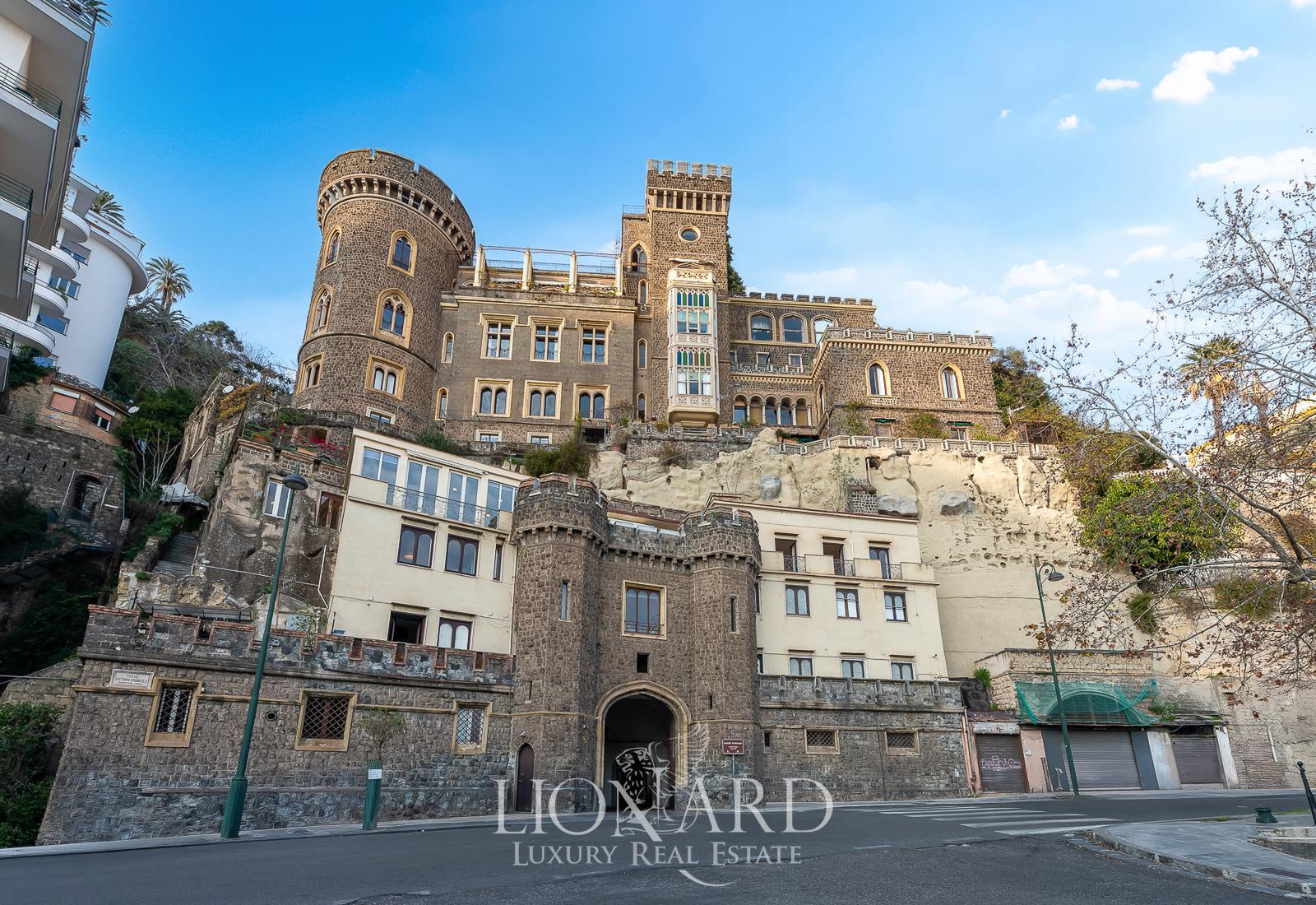 Dimora Iconica Tra Le Mura Di Un Castello Sul Golfo Di Napoli | Lionard