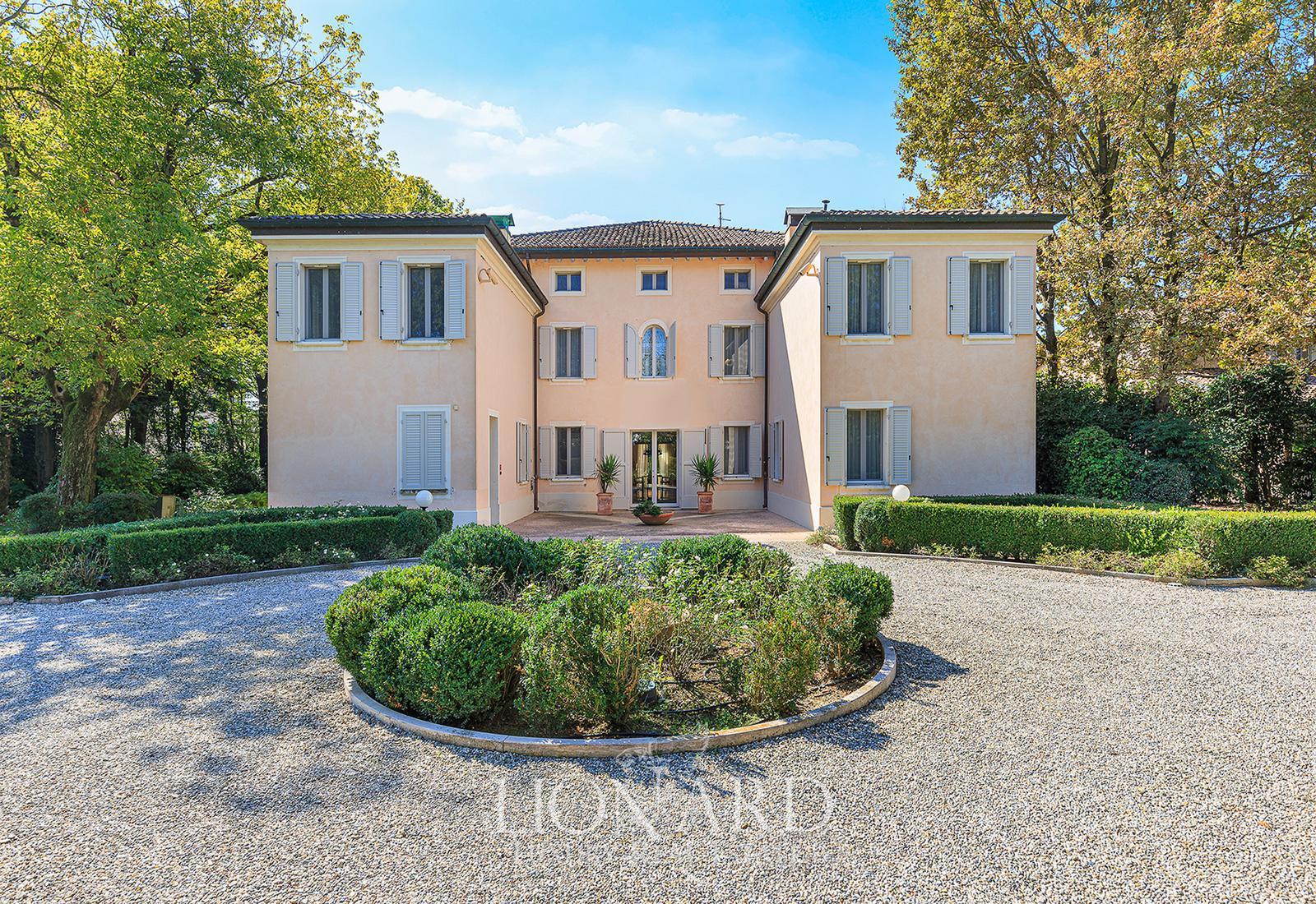 Elegante Villa De Lujo Con Piscina Y Lago En Venta En Módena | Lionard