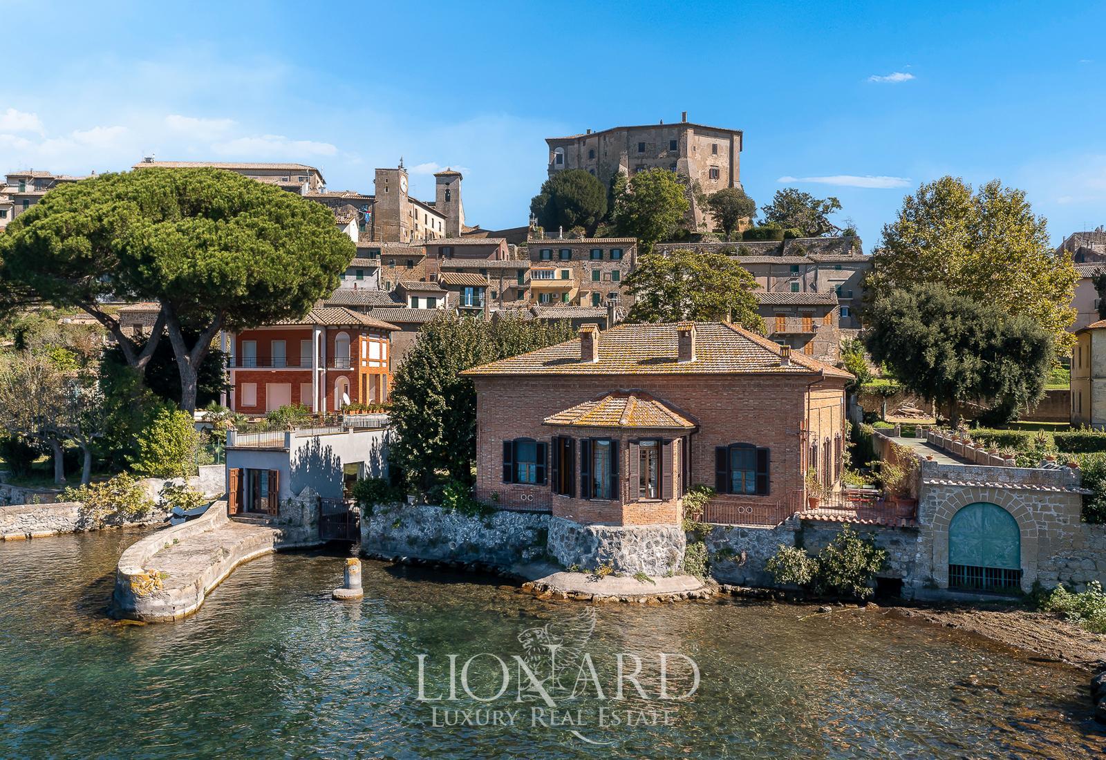 Luxe Villa Aan Het Water Te Koop Aan Het Meer Van Bolsena | Lionard