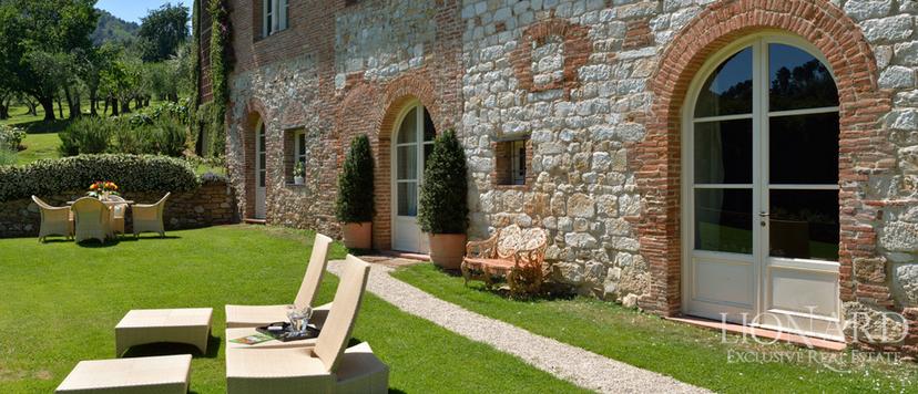 Villa In Lucca With Park And Lake | Lionard