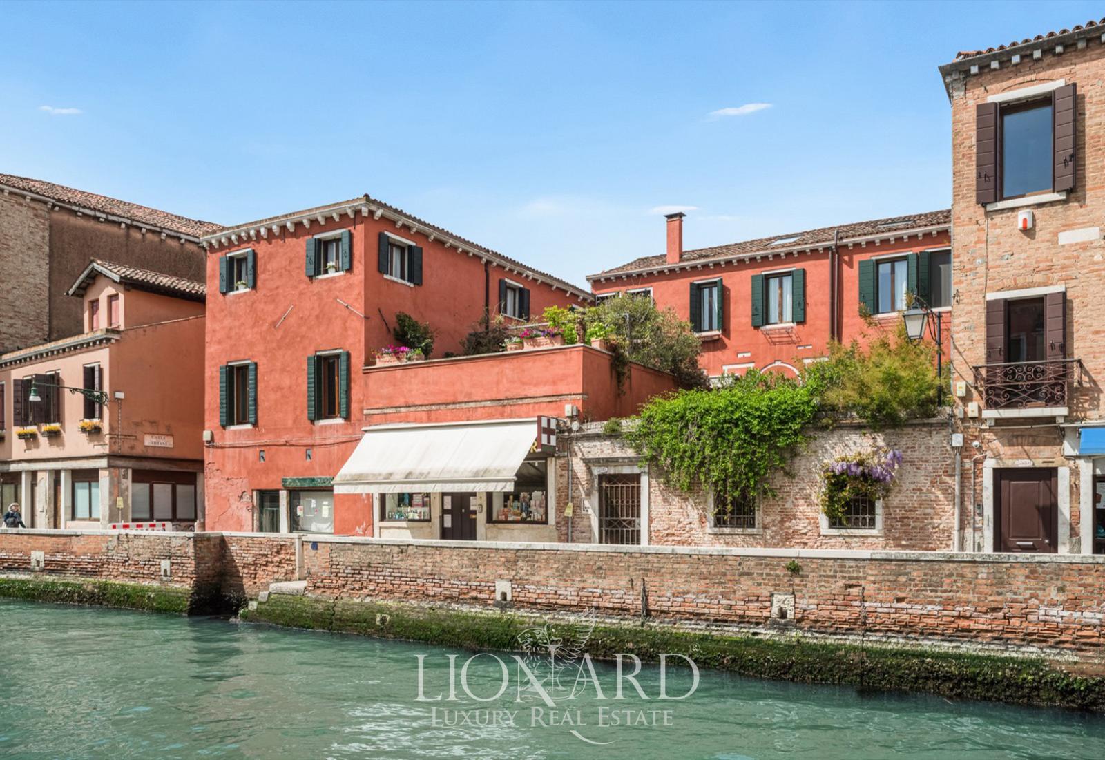 Two-storey Property With Garden And Terrace In Venice | Lionard