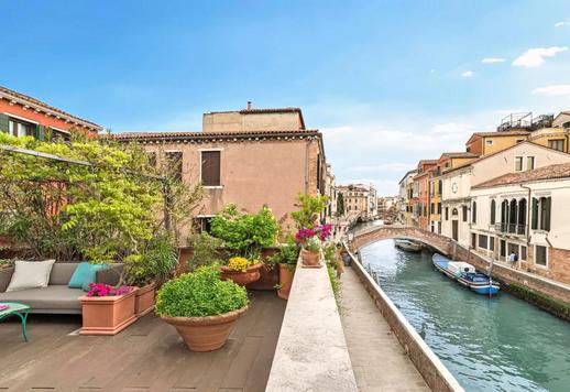 Two-storey Property With Garden And Terrace In Venice | Lionard